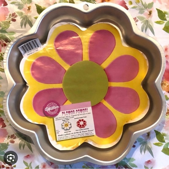 Wilton | Kitchen | Wilton Flower Petal Pan 2 X 2 | Poshmark